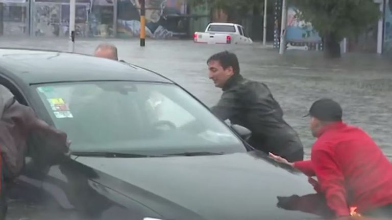 El periodista Alan Ferraro ayudó a un hombre de la inundación en pleno ...