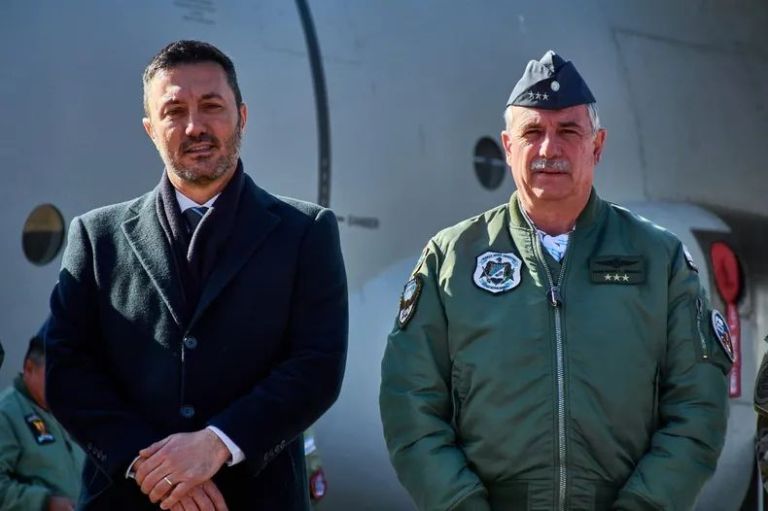 El Ministerio de Defensa desplazó al jefe de la Fuerza Aérea, Fernando ...