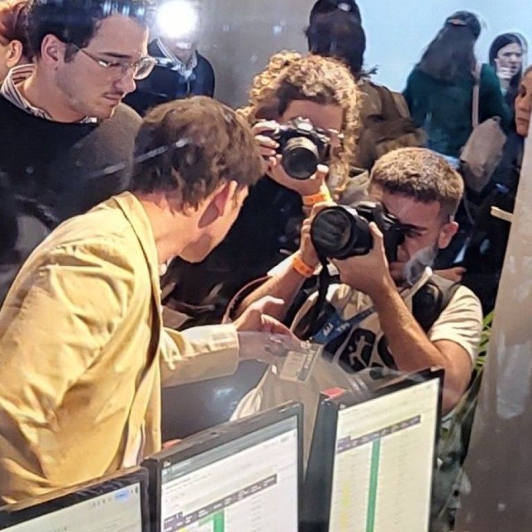 Santiago Caputo protagonizó un tenso cruce con un fotógrafo en el ...
