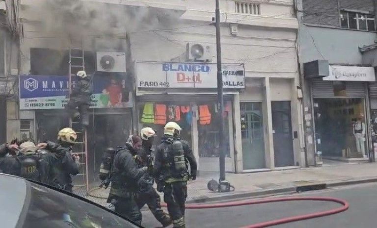 Incendio en Once: un local de ropa se prendió fuego y afectó a un hotel ...